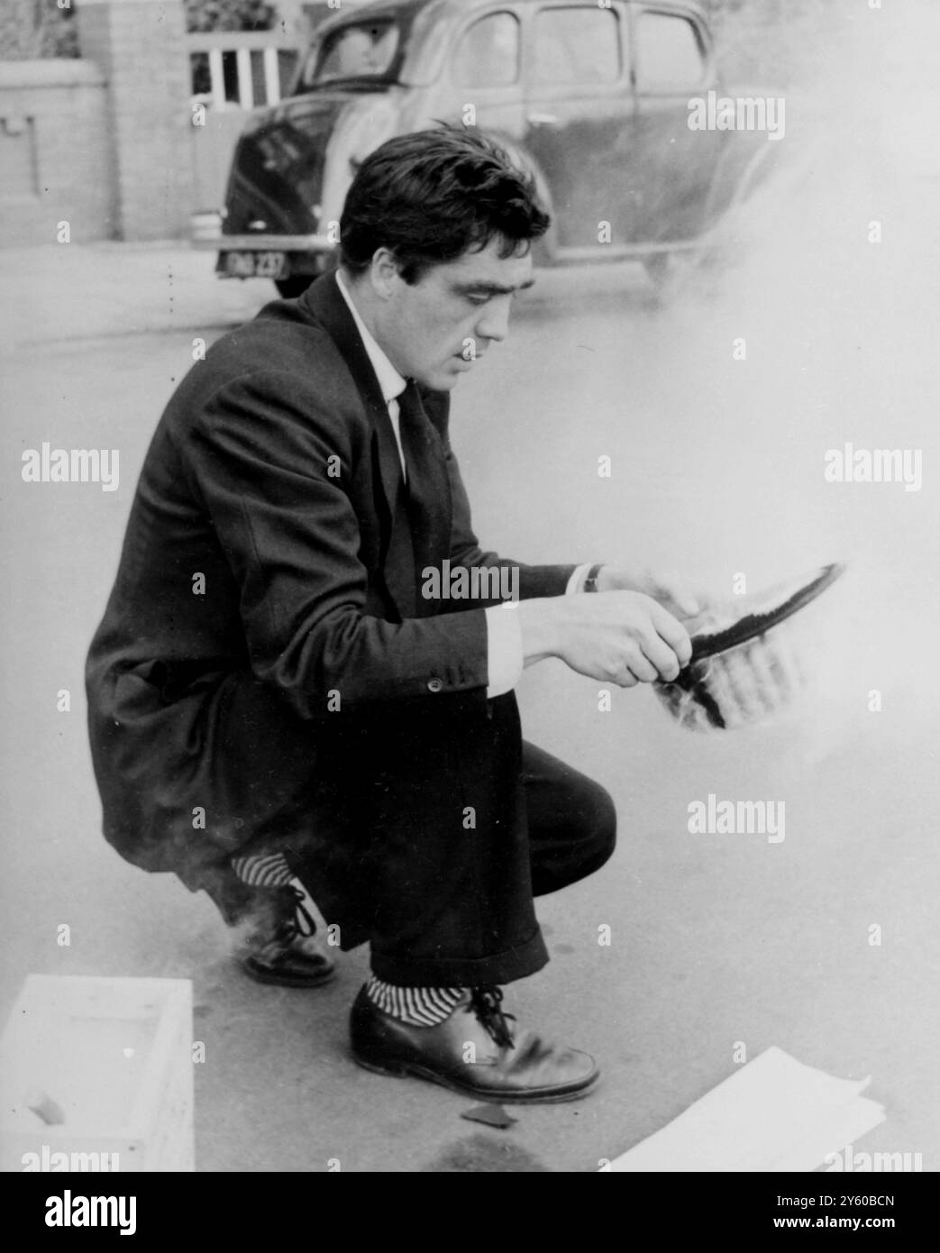 TELEVISION ROUTH JONATHON MEN FROM CANDID CAMERA 19 JANUARY 1961 Stock ...