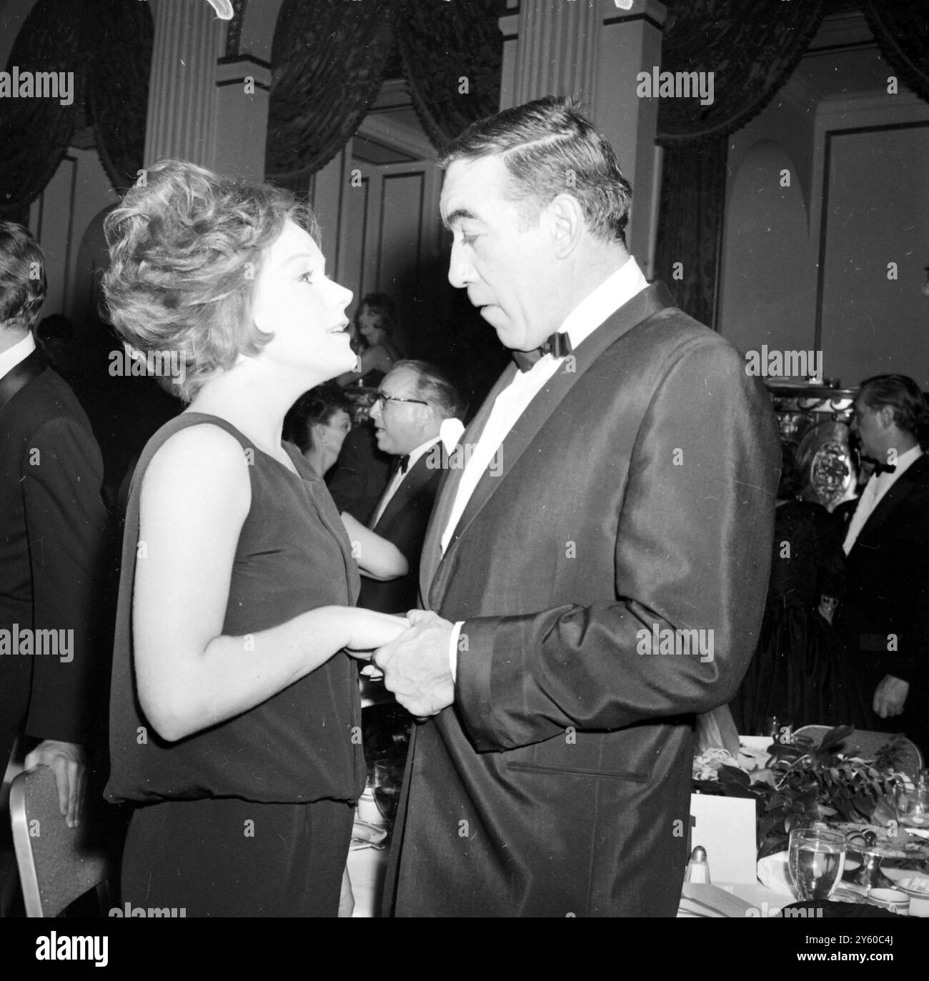 TAMMY GRIMES WITH ANTHONY QUINN 13 JANUARY 1961 Stock Photo - Alamy
