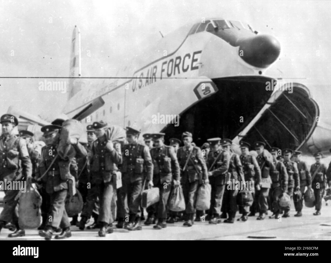 UN TROOPS IRISH BATTALION DISEMBARKING FROM US GLOBENMASTER LEOPOLDVIL ...