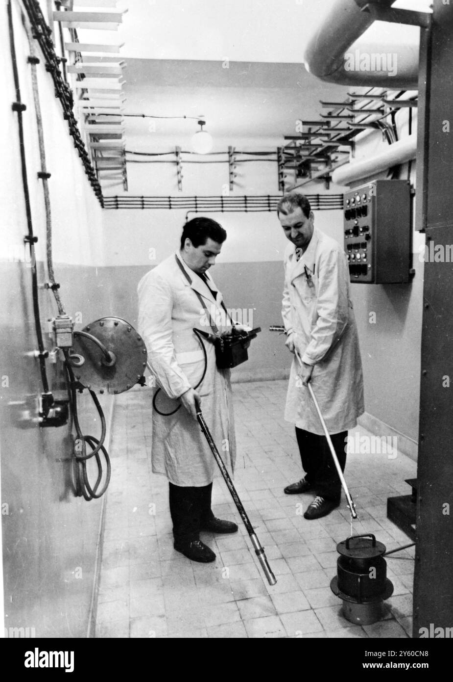 POLISH SCIENTISTS - NUCLEAR PHYSICS 10 JANUARY 1961 Stock Photo - Alamy