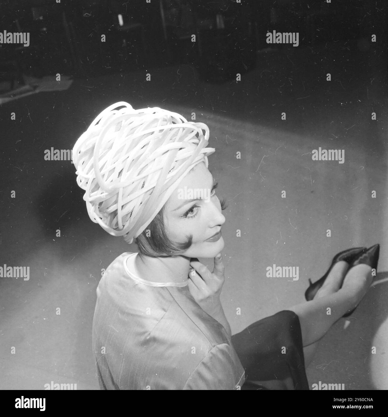 FULLARD JOAN MODELS ORGANDIE ROULEAU HAT / 11 JANUARY 1961 Stock Photo ...