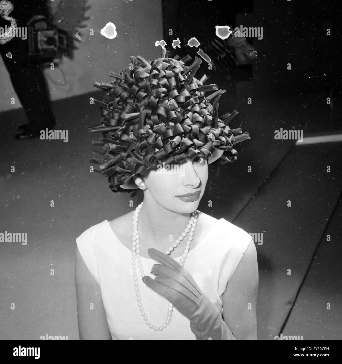FULLARD JOAN MODELS ORGANDIE ROULEAU HAT / 11 JANUARY 1961 Stock Photo ...
