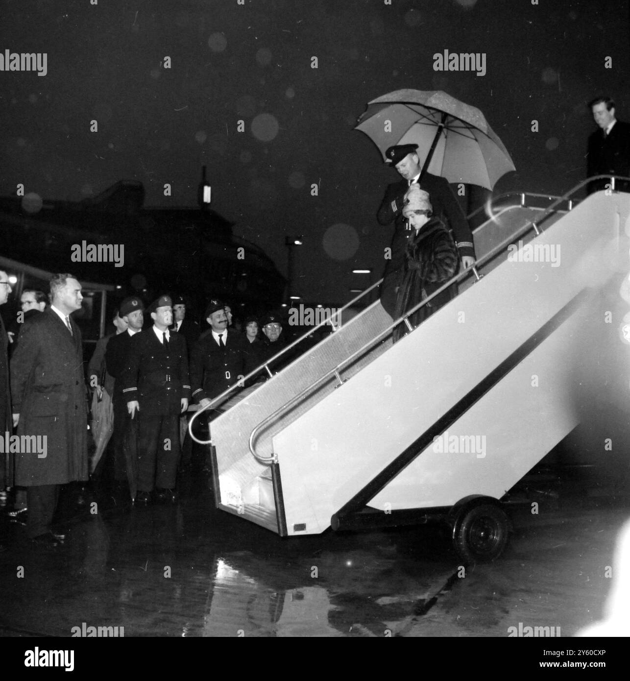 PRINCESS MARGARET ROSE AT LONDON AIRPORT UNDER UMBRELLA 9 JANUARY 1961 ...