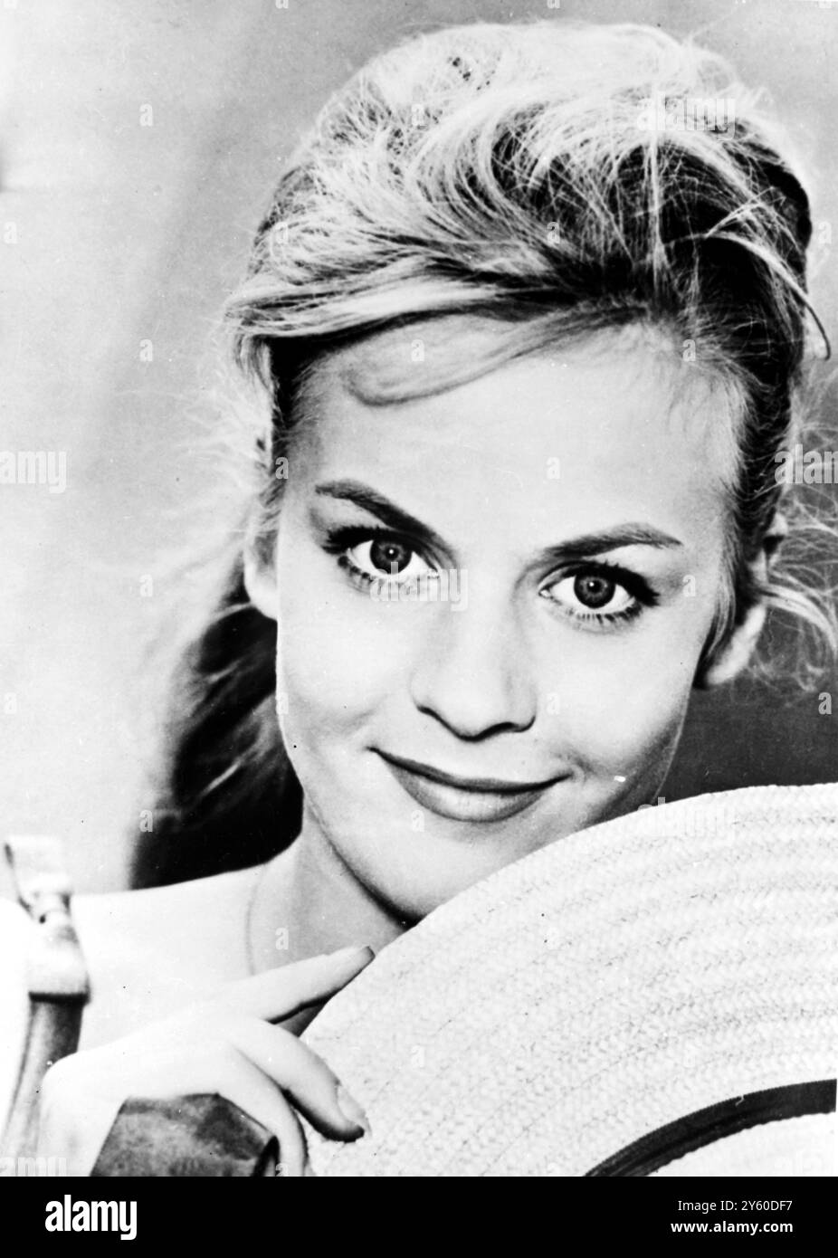 HEIDI BRUHL GERMAN SINGER AT LONDON AIRPORT / 5 JANUARY 1961 Stock ...