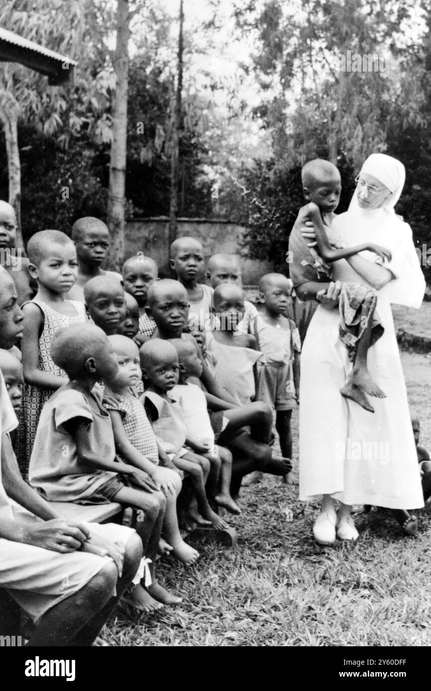 FOOD NUN CARRIES BABY GIRL LEOPOLDVILLE, CONGO 6 JANUARY 1961 Stock ...