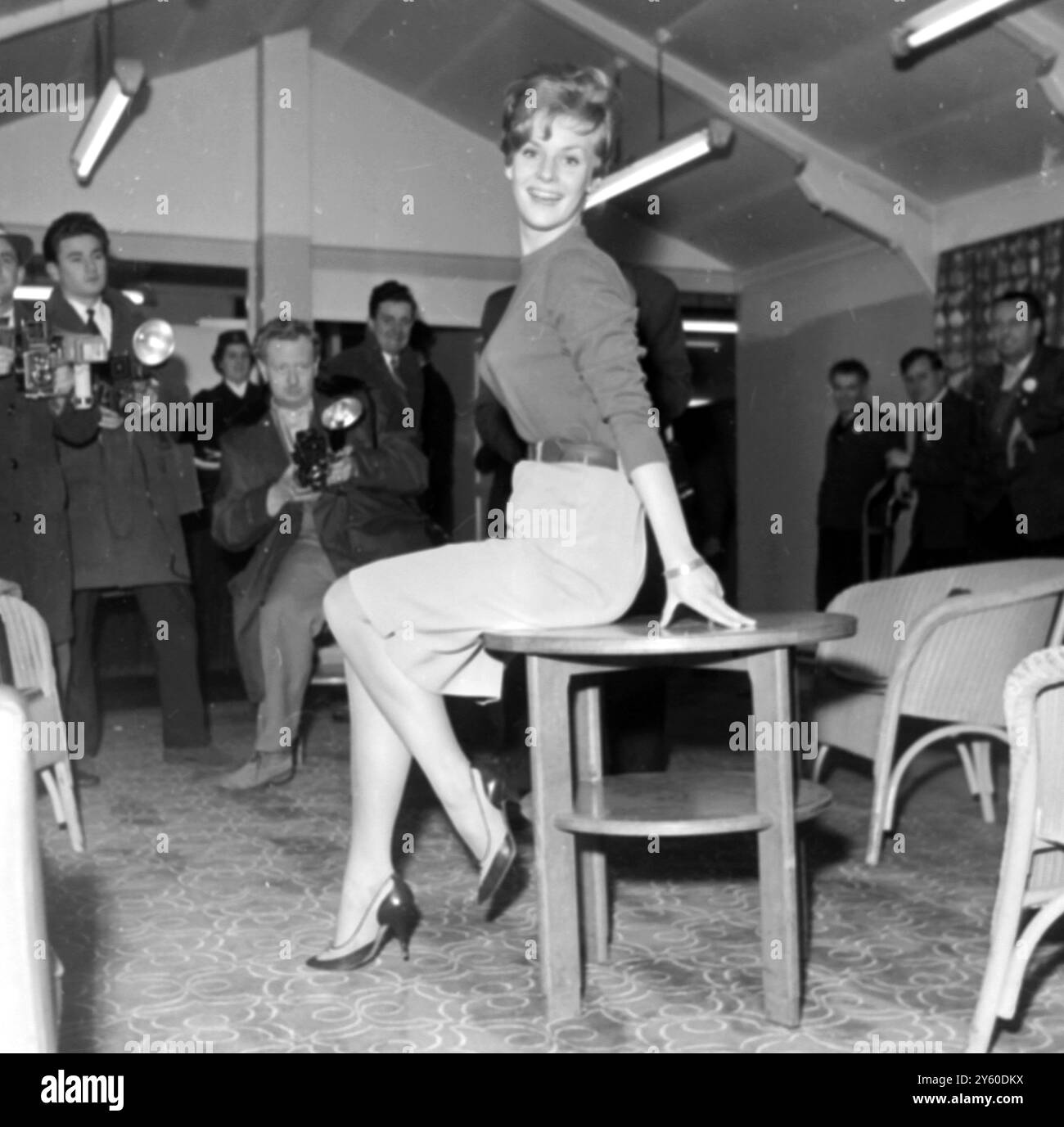HEIDI BRUHL GERMAN SINGER AT LONDON AIRPORT / 4 JANUARY 1961 Stock ...