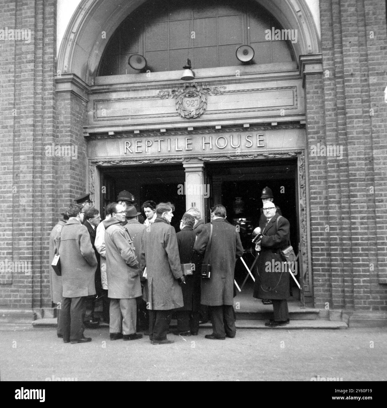 DEMONSTRATIONS POLICE & TROOPS GUARD SERVICE ENTRANCE OF GPO BRUSSELS ...
