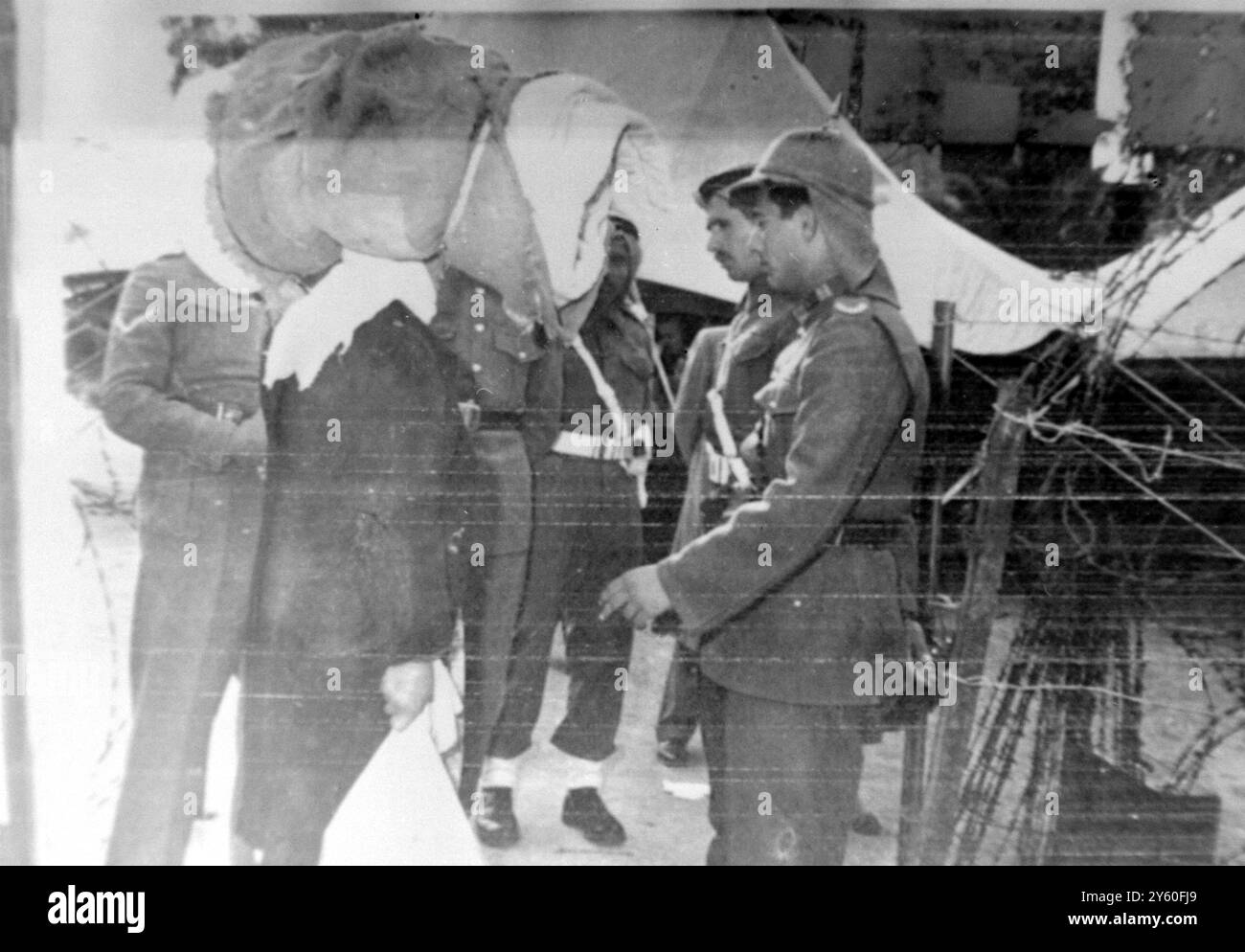 JERUSALEM PILGRIMS PASS THROUGH MANDELBAUM GATE 23 DECEMBER 1960 Stock ...
