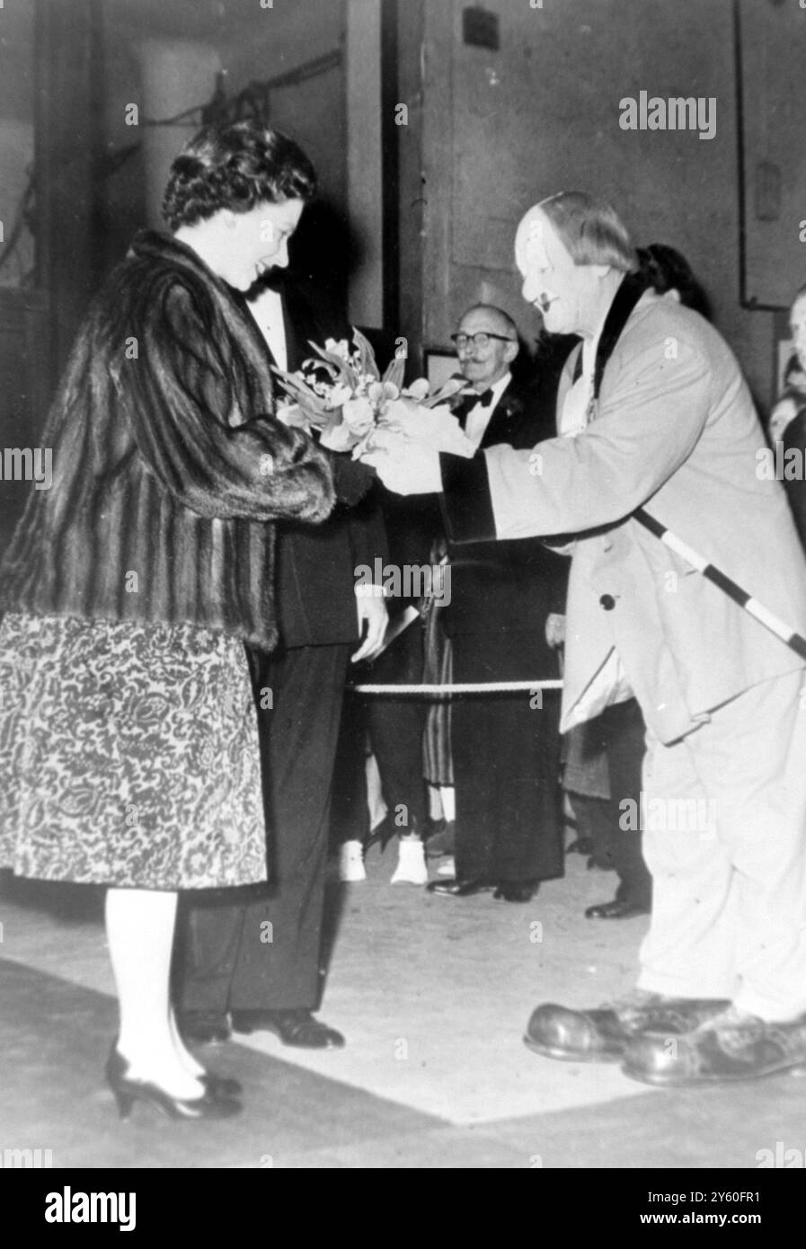 THE QUEEN ELIZABETH II WITH THE CLOWN COCO / 22 DECEMBER 1960 Stock ...