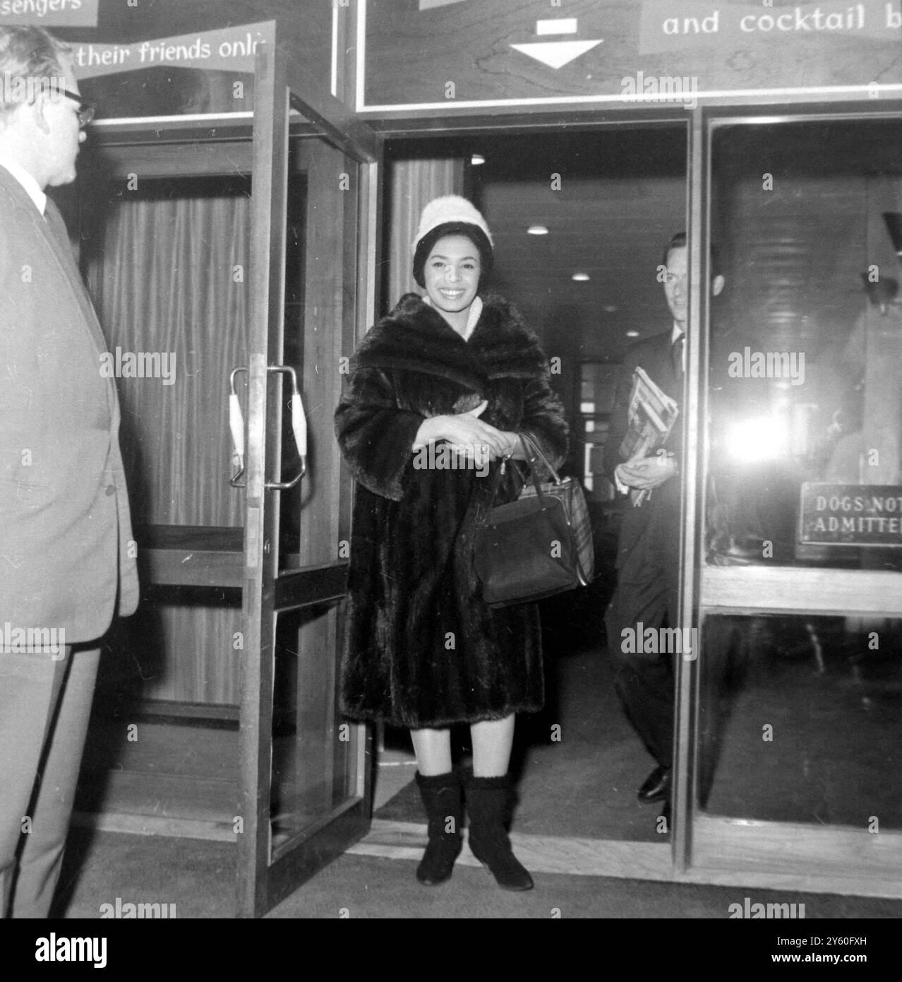 SINGER SHIRLEY BASSEY AT LONDON AIRPORT / 19 DECEMBER 1960 Stock Photo ...