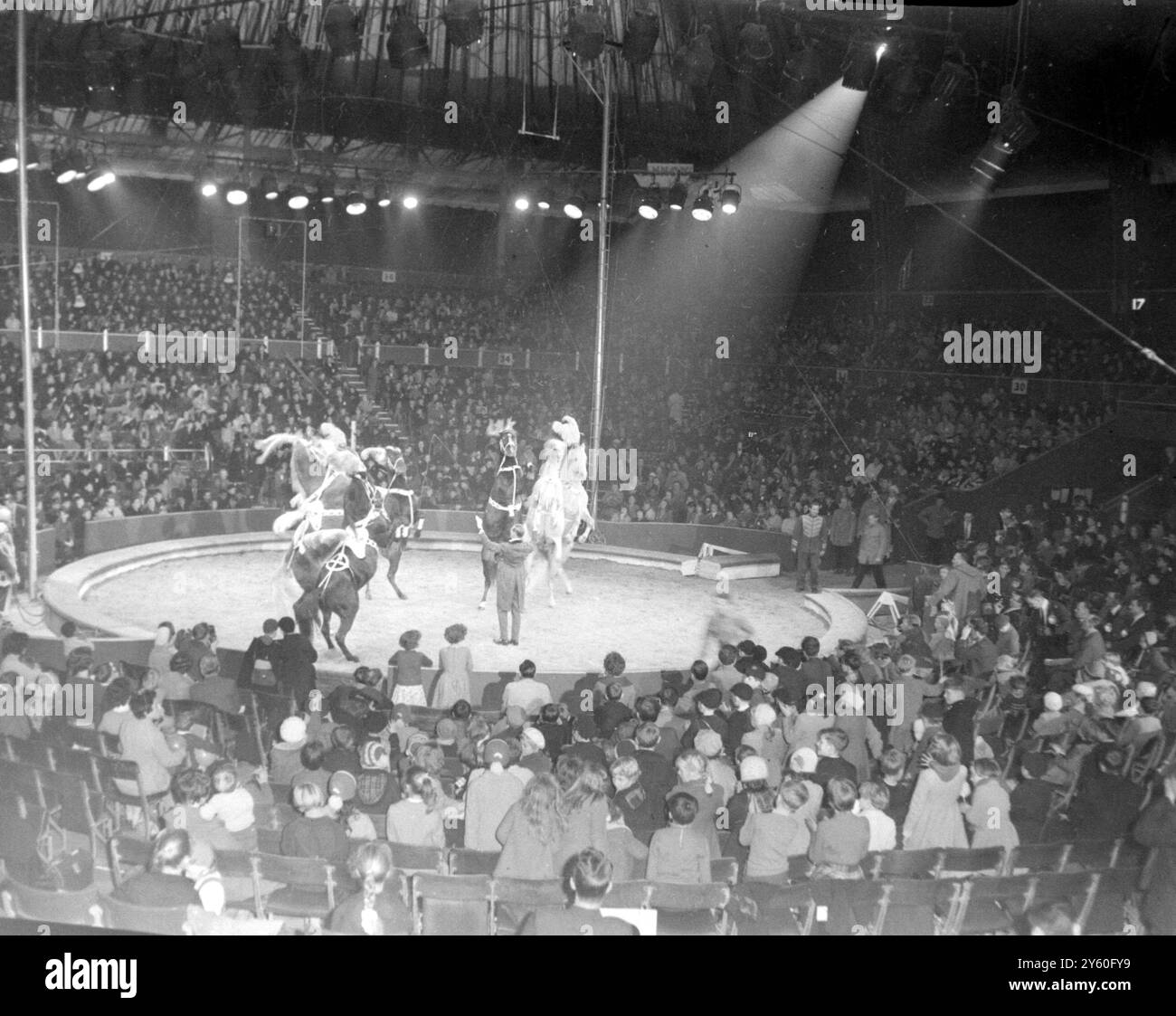 CIRCUS PERFORMANCE AT LONDON'S OLYMPIA - MILLS CIRCUS 19 DECEMBER 1960 ...