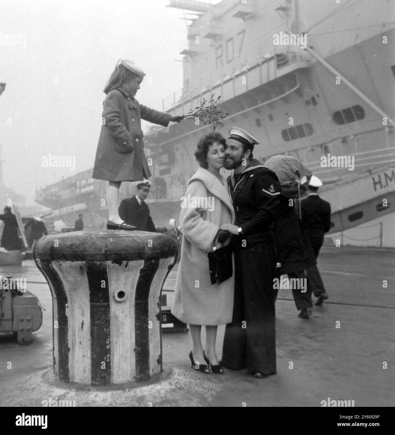 BRITISH NAVY PERSONNEL SAILOR RETURNS FROM FAR EAST 17 DECEMBER 1960 ...