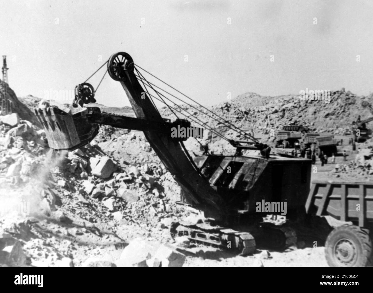 EGYPTIANS WORKES DAMS SITE OF FUTURE ASWAN HIGH DAM 16 DECEMBER 1960 ...