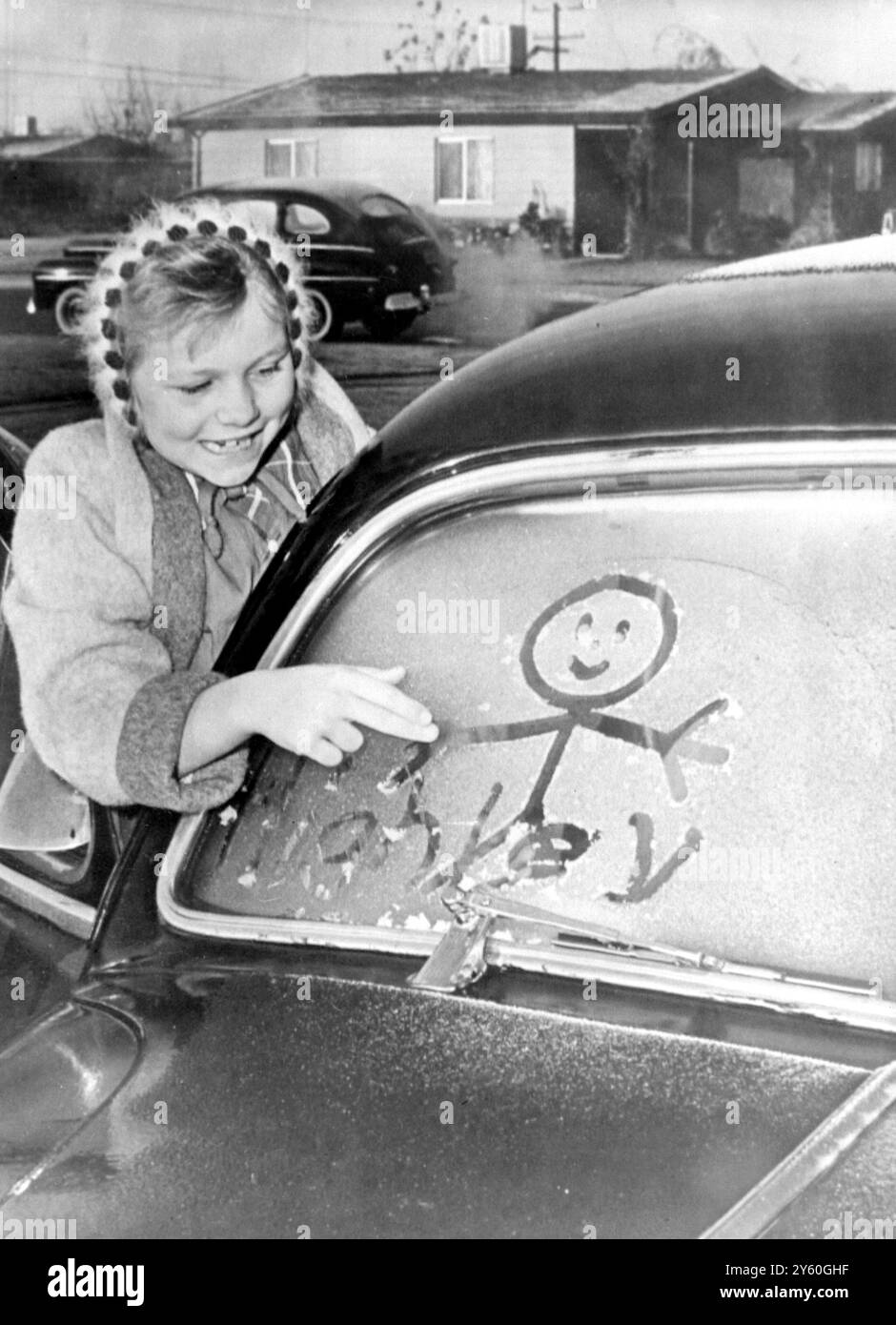 CYNTHIA HIGHLEY DRAWING IN SNOW 14 DECEMBER 1960 Stock Photo - Alamy