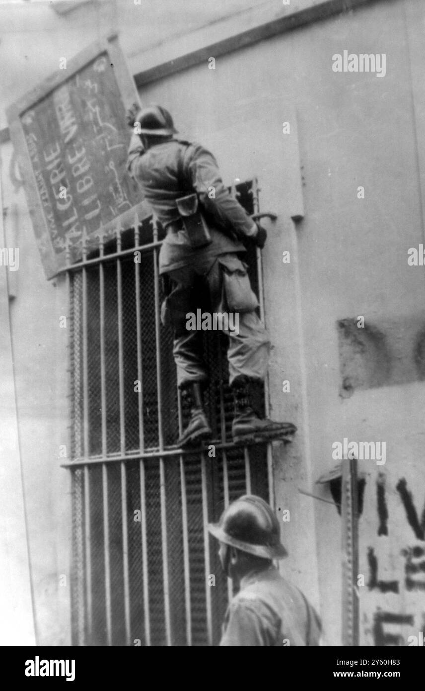 ARMY FRENCH PARATROOPER REMOVES REBEL SIGN ALGIERS 12 DECEMBER 1960 ...
