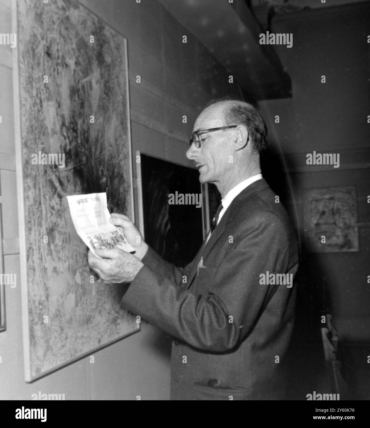 HOAR KNIGHT COMMONWEALTH ART EXHIBITION / 2 DECEMBER 1960 Stock Photo ...
