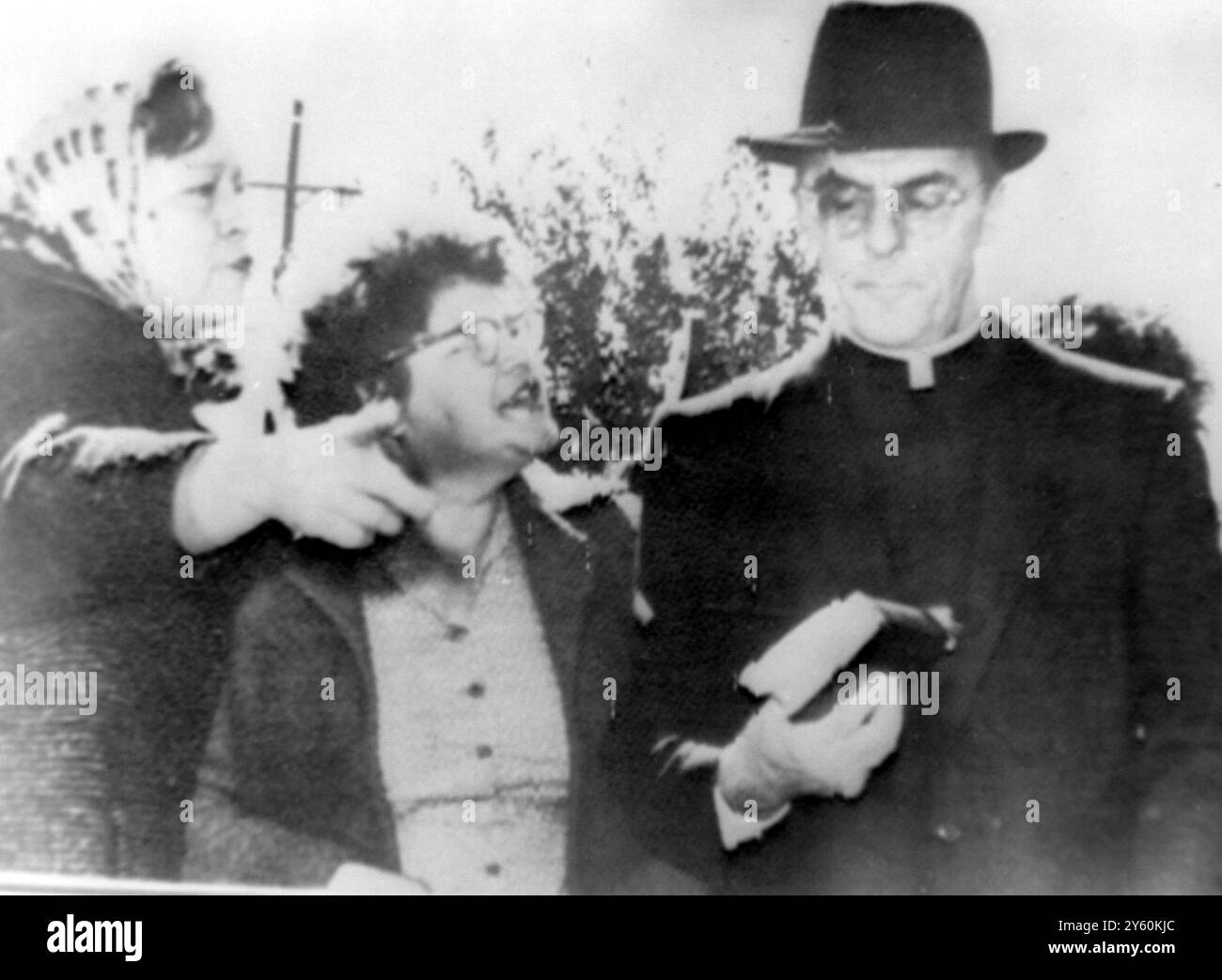 RACIAL SEGREGATION CATHOLIC PRIEST JEERED BY WOMAN 30 NOVEMBER 1960 ...