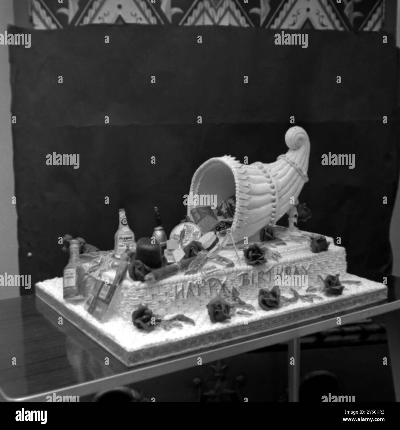 CAKES CHURCHILL 86TH BIRTHDAY CAKE 29 NOVEMBER 1960 Stock Photo - Alamy