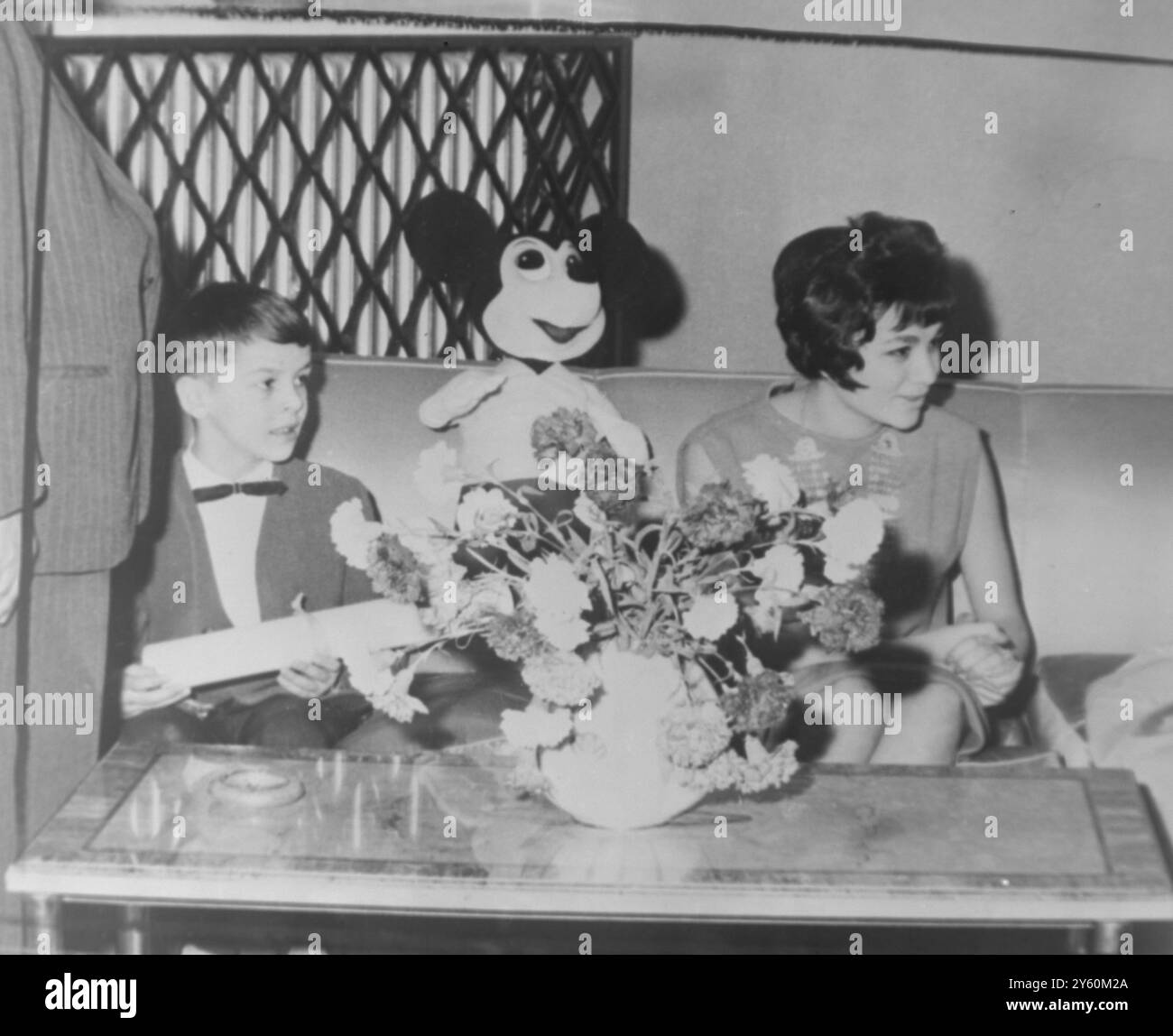 FARAH QUEEN PRINCE REZA AND "MICKEY MOUSE 26 NOVEMBER 1960 Stock Photo ...