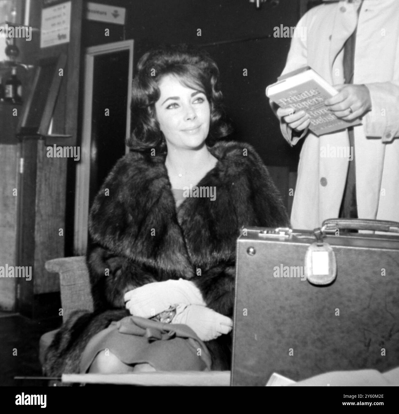 FILM ACTRESS ELIZABETH TAYLOR AT LONDON AIRPORT / 25 NOVEMBER 1960 Stock Photo - Alamy