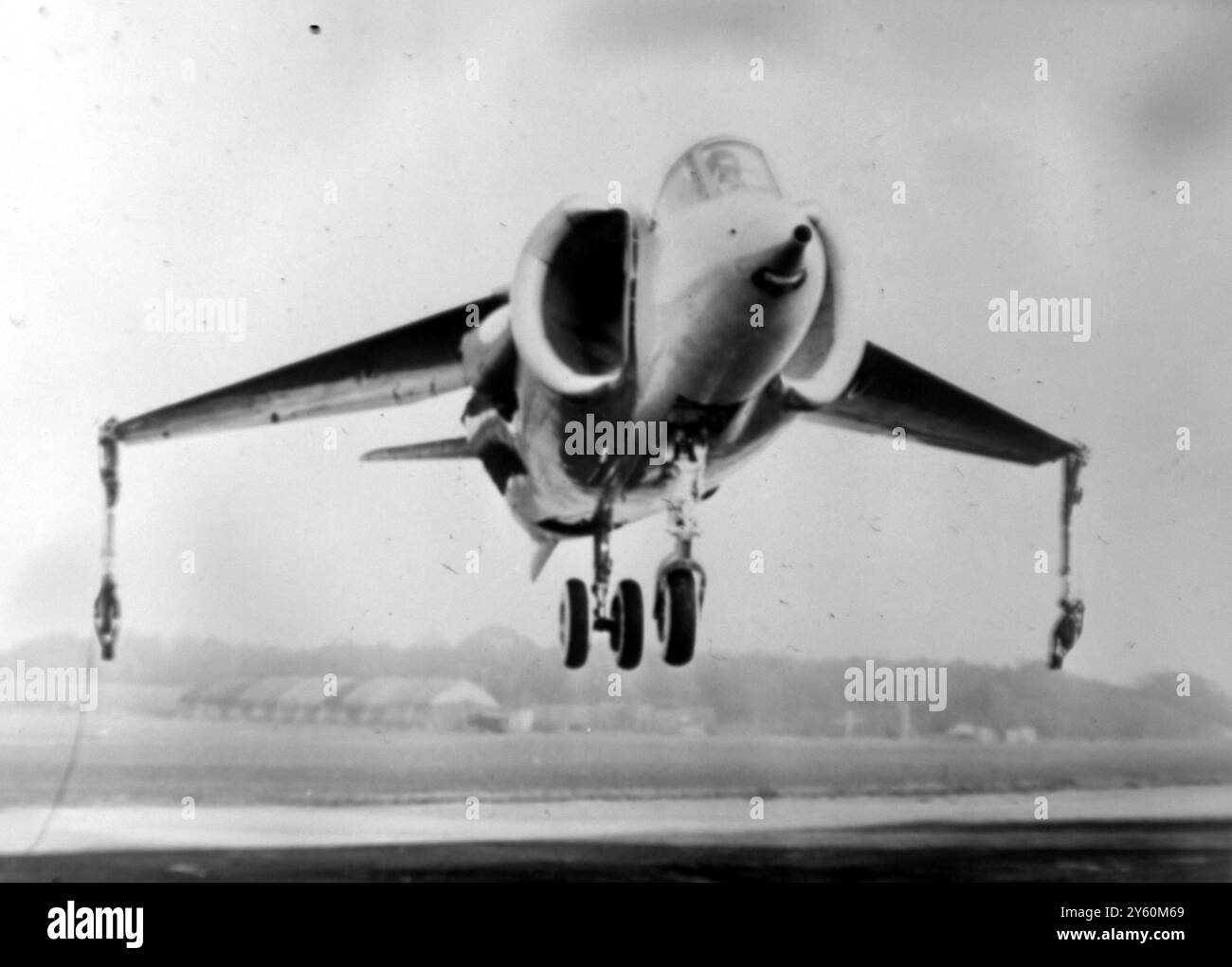 AVIATION HAWKER P1127 TAKES OFF VERTICALLY 25 NOVEMBER 1960 Stock Photo ...