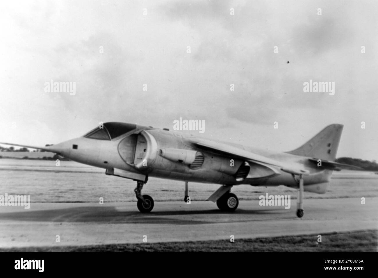 AVIATION HAWKER P1127 TAKES OFF VERTICALLY 25 NOVEMBER 1960 Stock Photo ...