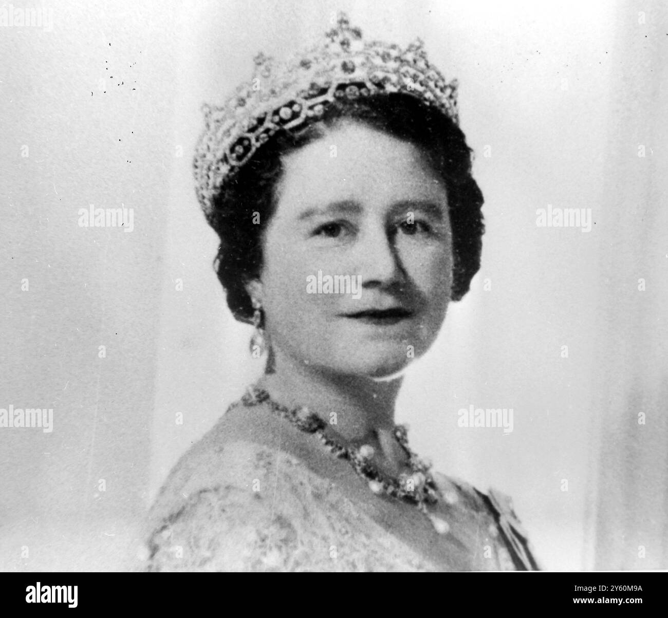 THE QUEEN MOTHER ELIZABETH PORTRAIT 23 NOVEMBER 1960 Stock Photo - Alamy