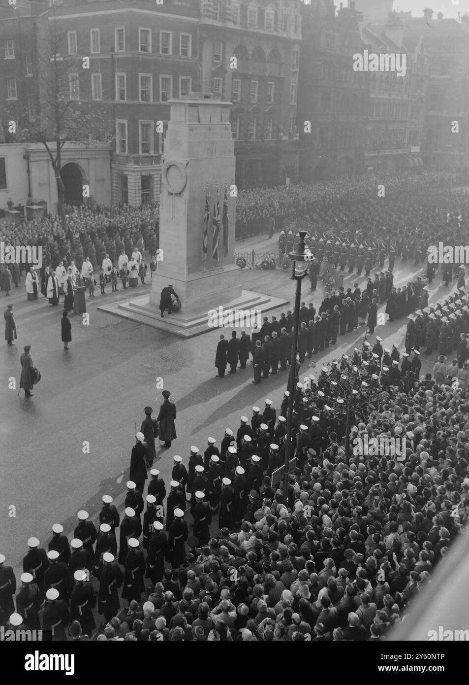REMEMBRANCE DAY CENOTAPH QUEEN LAYS WREATH 13 NOVEMBER 1960 Stock Photo ...