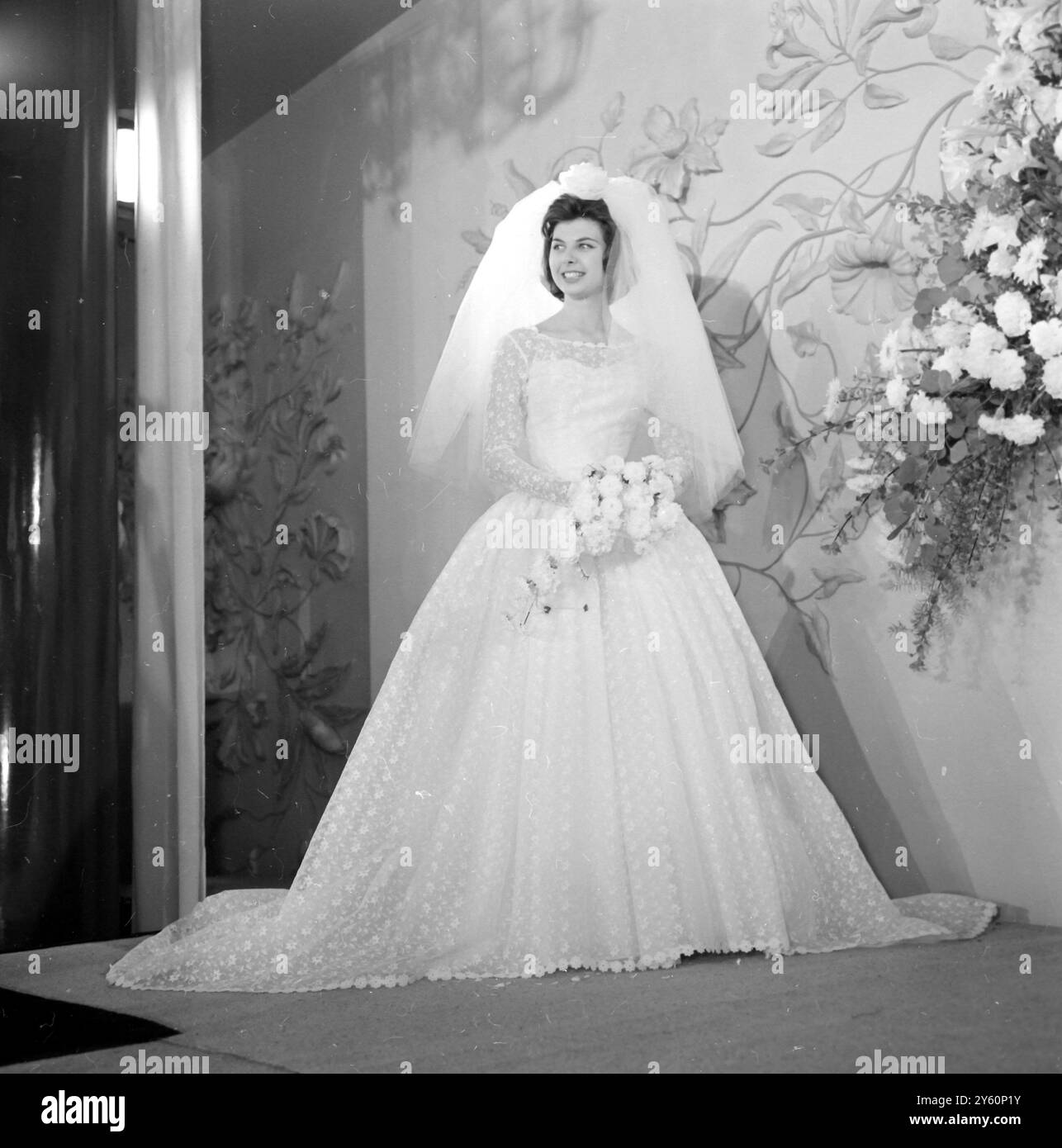 HARRIS WENDY MODELS WEDDING GOWN / 10 NOVEMBER 1960 Stock Photo - Alamy