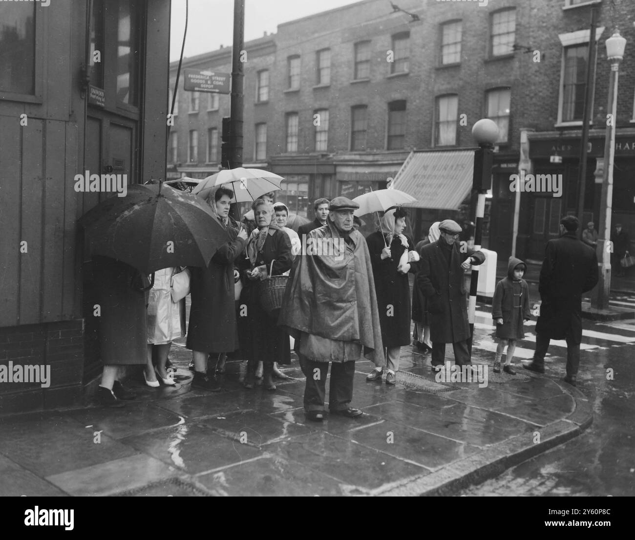 EXECUTIONS CROWD OUTSIDE PENTONVILLE 10 NOVEMBER 1960 Stock Photo - Alamy