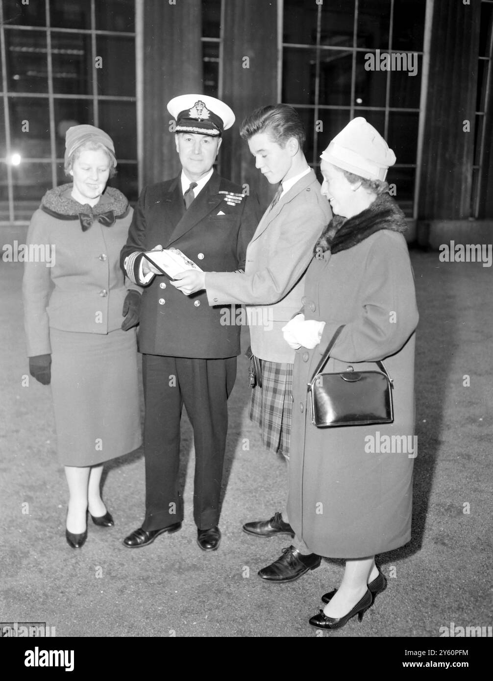INVESTITURE PERKS CAPT JACKY SHOWS WIFE CBE 8 NOVEMBER 1960 Stock Photo ...