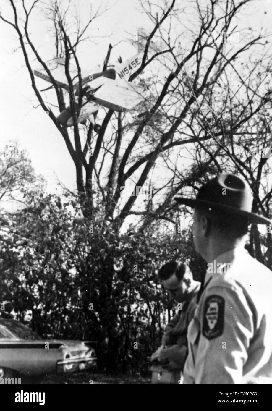 AVIATION PRIVATE PLANE IN TREE ILLX 8 NOVEMBER 1960 Stock Photo - Alamy