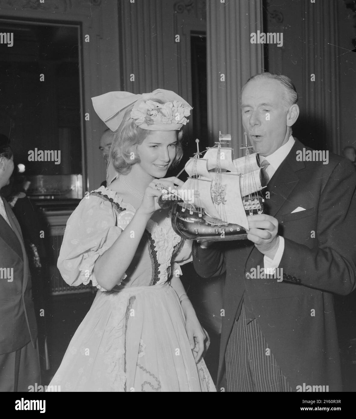 MOECKEL INGRUM MISS GERMANY WITH LORD MAYOR / 4 NOVEMBER 1960 Stock ...