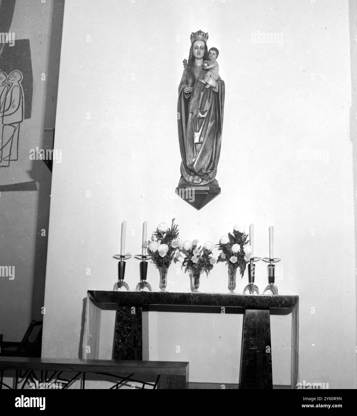 CHURCHES STATUE OF VIRGIN MARY AND CHILD 3 NOVEMBER 1960 Stock Photo - Alamy