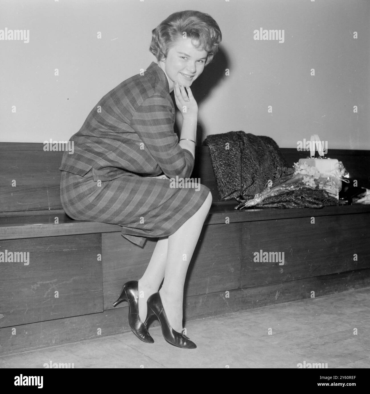 BEAUTY SOLHOI GRETHE MISS NORWAY LONDON AIRPORT 1 NOVEMBER 1960 Stock ...