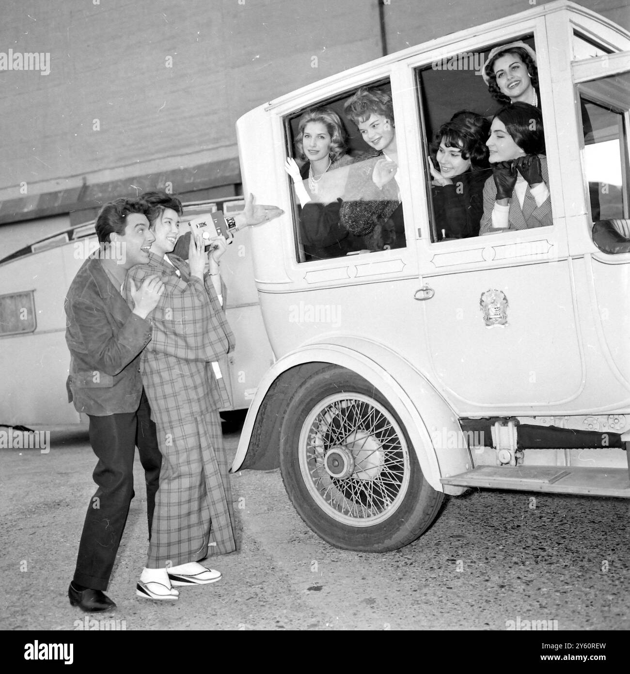 MONKHOUSE BOB FILMING / 2 NOVEMBER 1960 Stock Photo - Alamy
