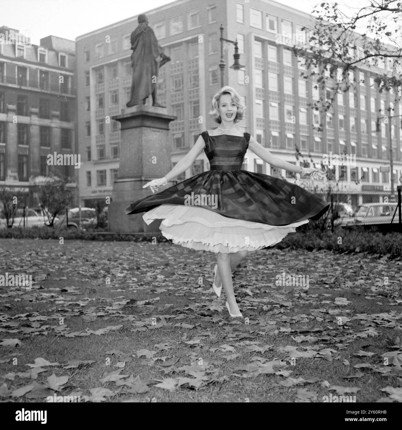 FASHION BOLTON PAT MODELS DRESS ITALIAN COTTON 31 OCTOBER 1960 Stock ...