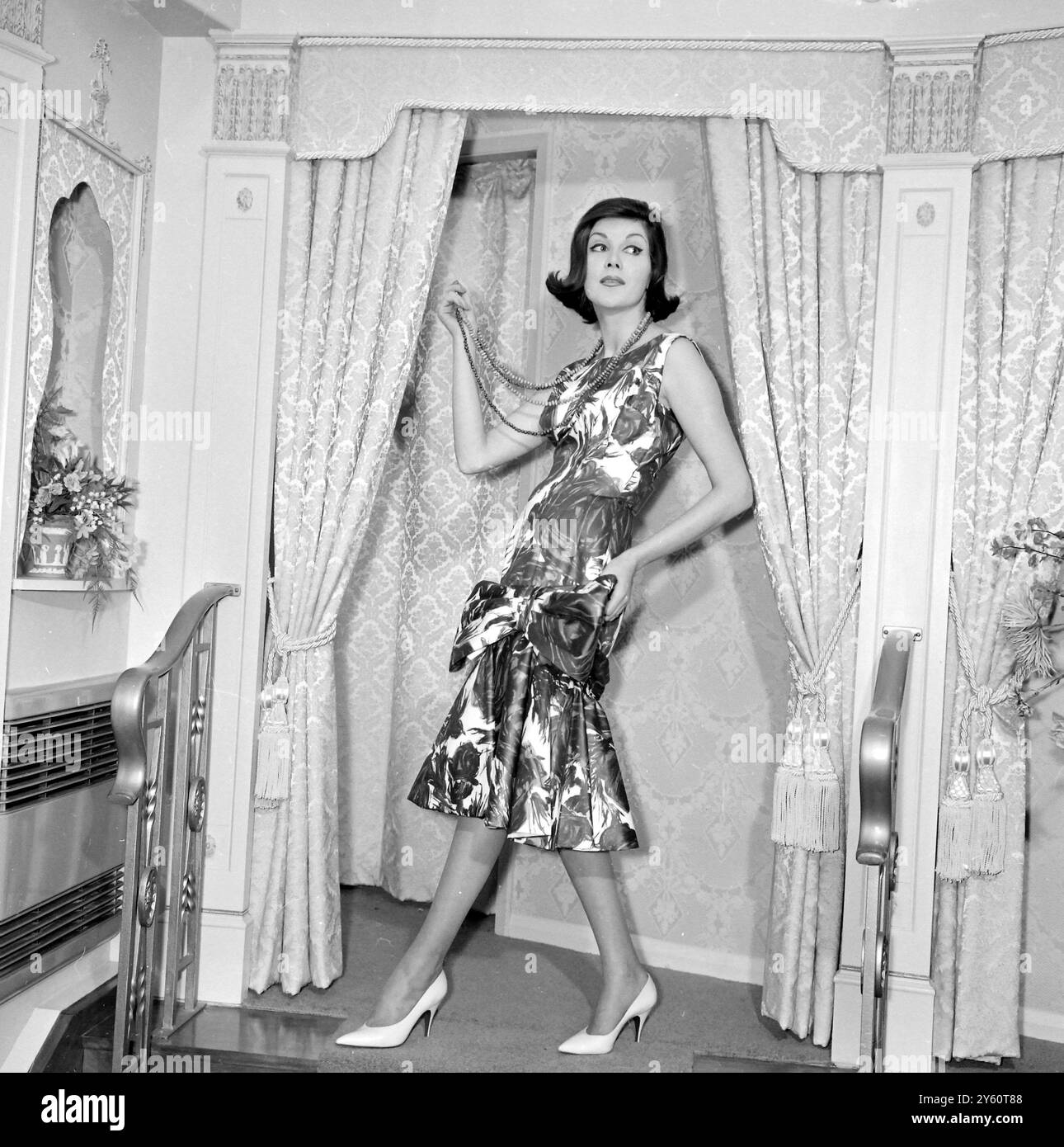 GREENE M MODELS CHARLESTON DRESS / 25 OCTOBER 1960 Stock Photo - Alamy