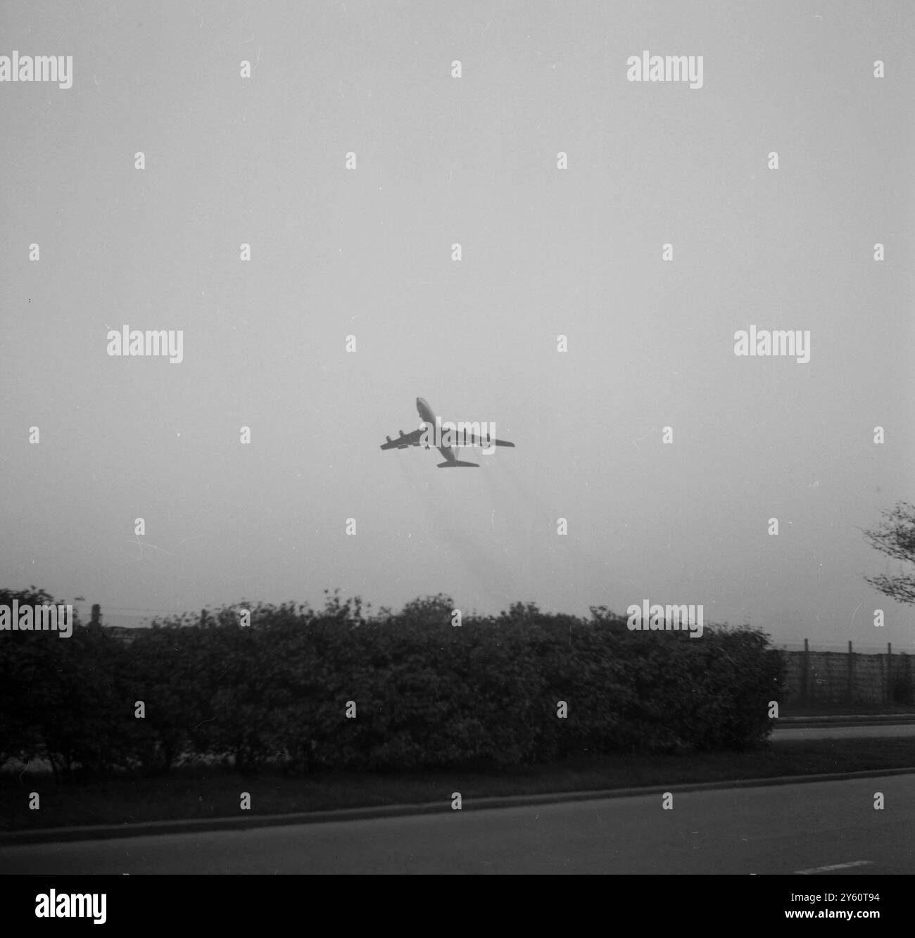 AVIATION BOEING 707 TAKES OFF 25 OCTOBER 1960 Stock Photo - Alamy