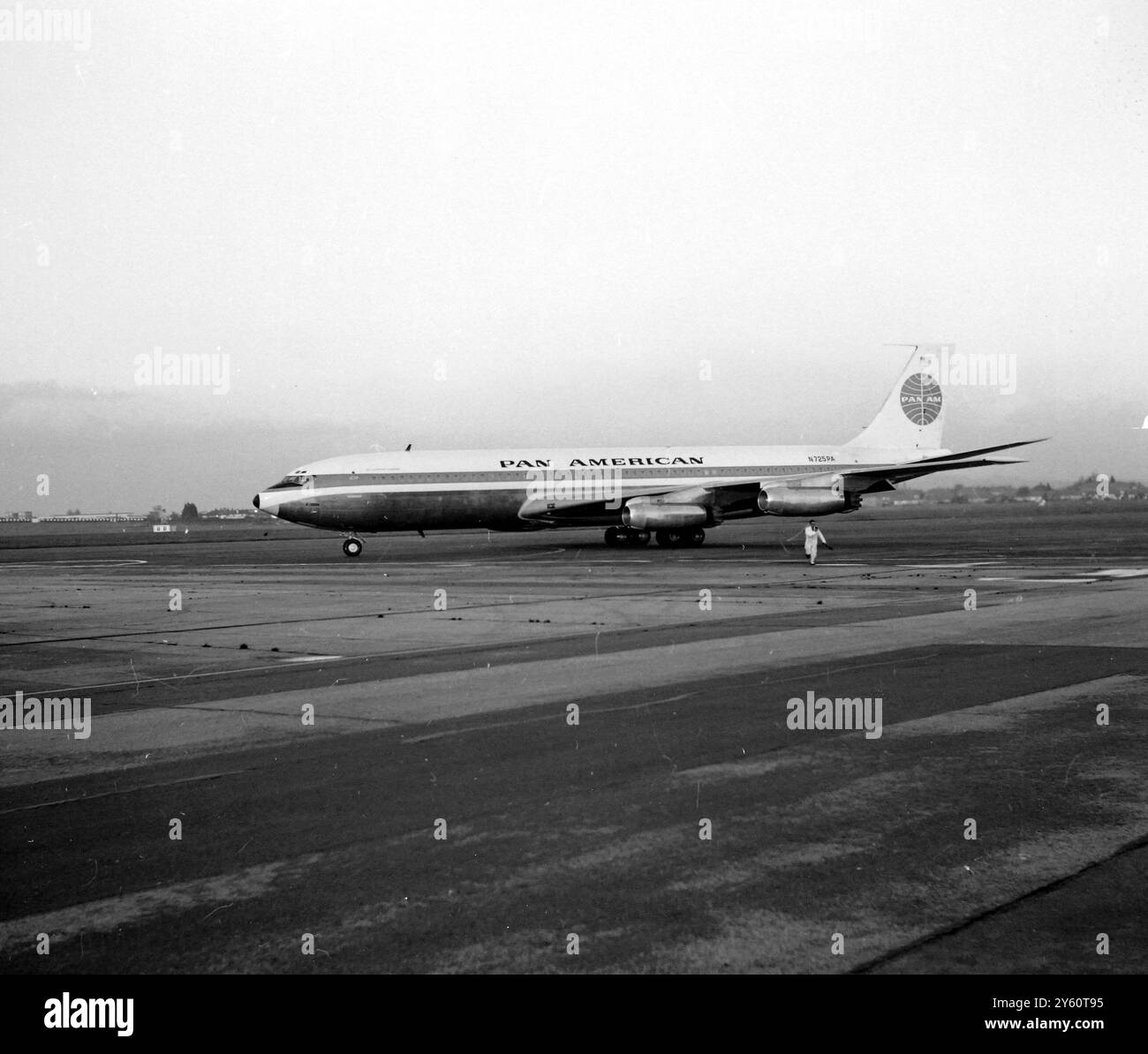 AVIATION BOEING 707 AIRLINER LANDS AT NORTHOLT AIRPORT 25 OCTOBER 1960 ...