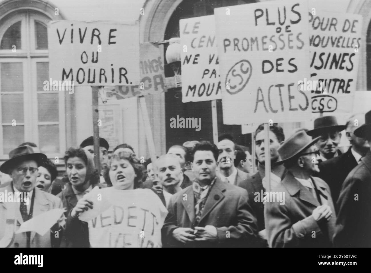 DALLI TONI WEDS CHAMEERS VALERIA AISLE / 19 OCTOBER 1960 Stock Photo ...