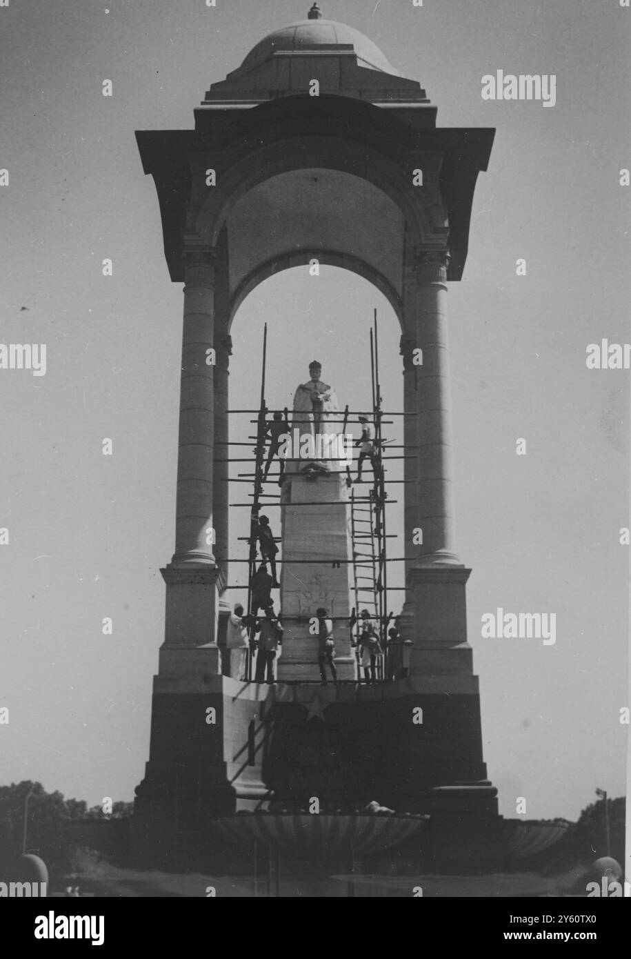 STATUES GEORGE 5 CLEANED IN PREAPARATION QUEEN VISIT NEW DELHI 19 ...