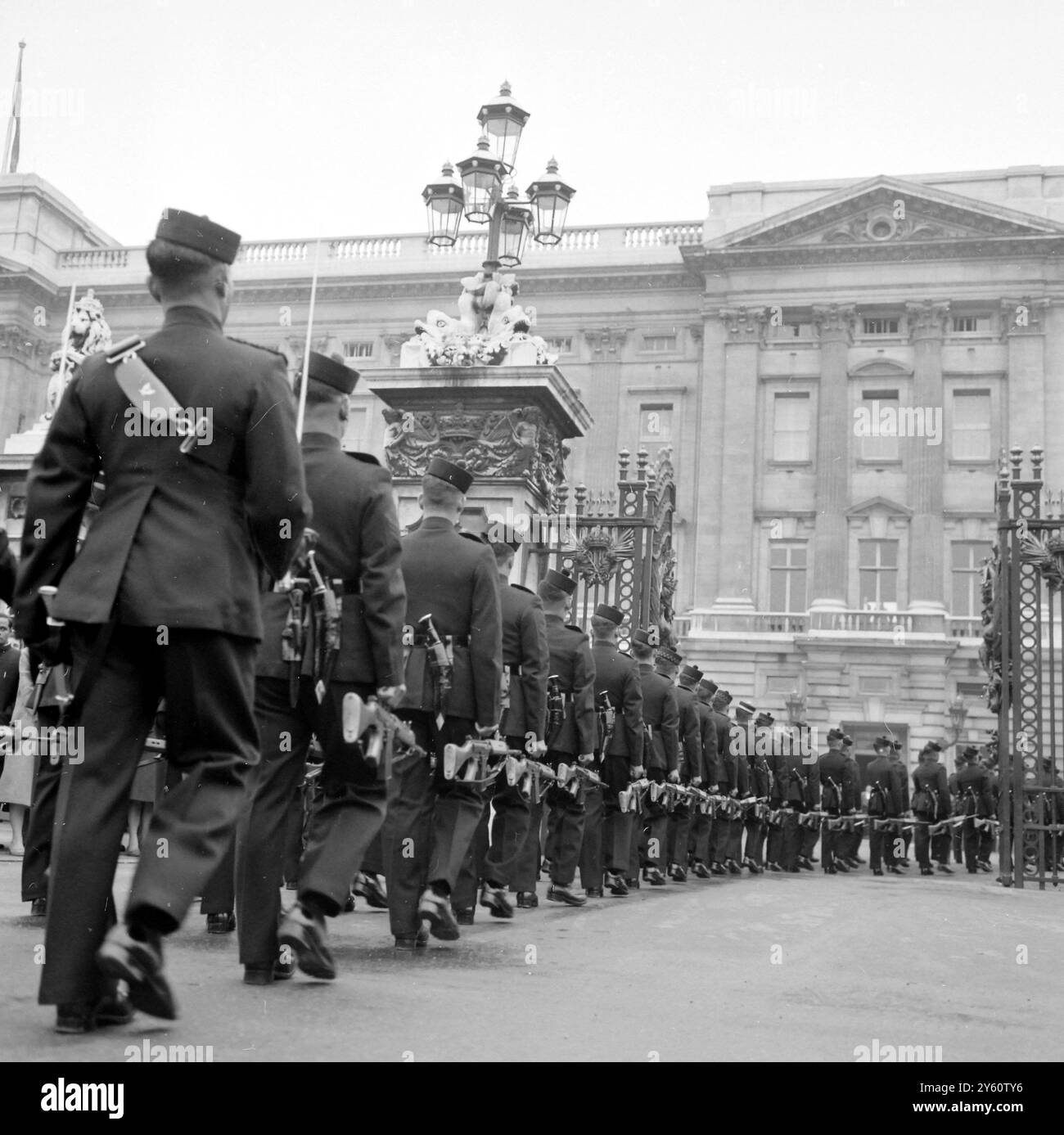 BRITISH ARMY GURKHAS ENTER BUCKINGHAM PALACE FOR INSPECTION 19 OCTOBER ...