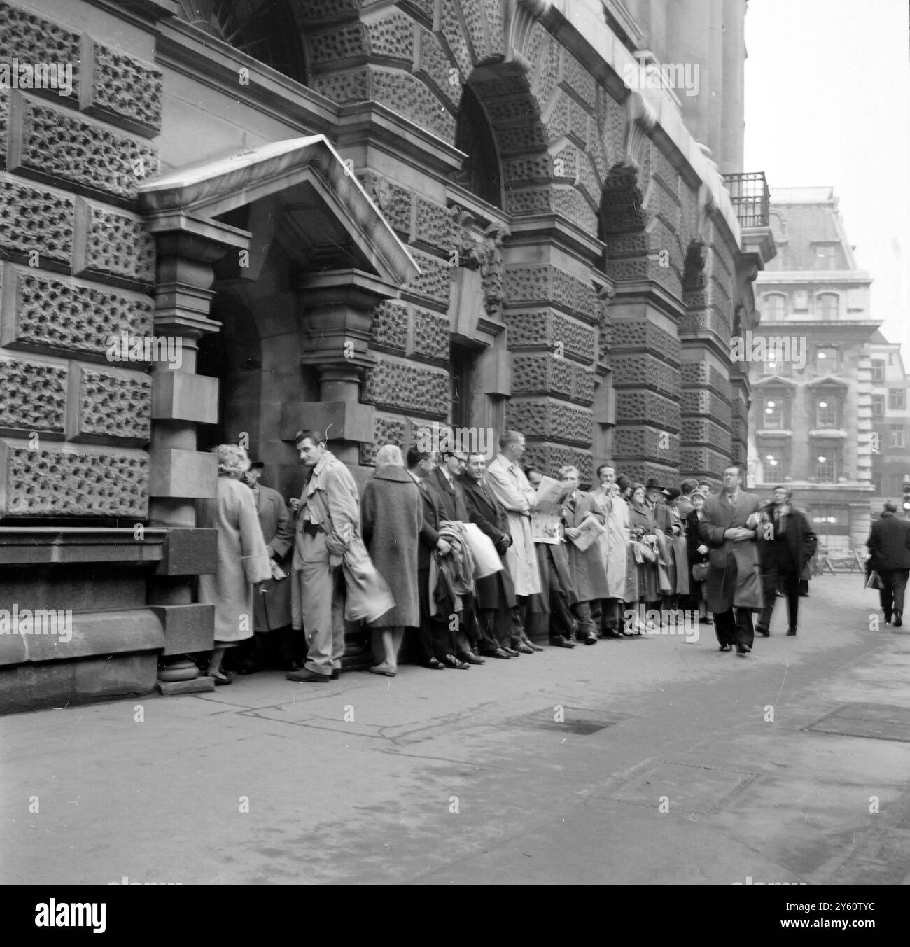 LAW & ORDER CROWDS OUTSIDE OLD BAILEY TRIAL LADY CHATTERLEYS LOVER 20 ...