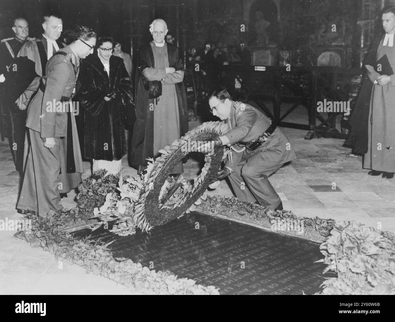 KING MAHENDRA OF NEPAL WITH QUEEN RATNA IN LONDON 17 OCTOBER 1960 Stock ...