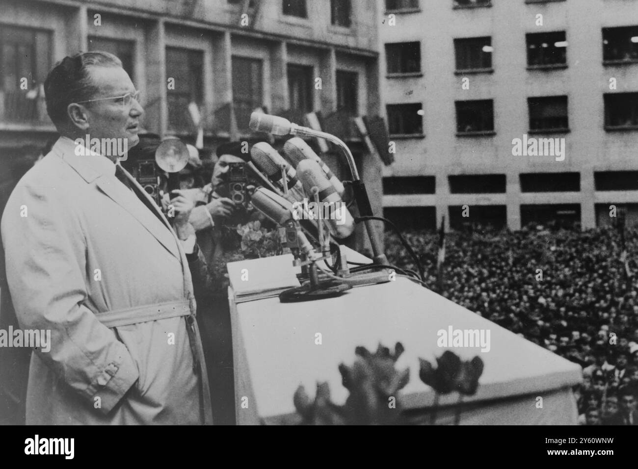 TITO SPEAKS RALLY / 14 OCTOBER 1960 Stock Photo - Alamy