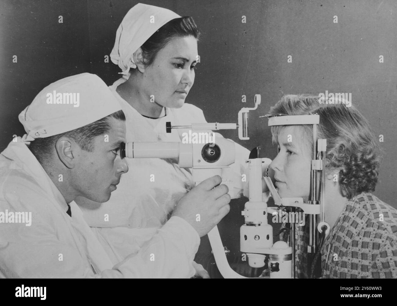 MEDICAL EYE OP 14 OCTOBER 1960 Stock Photo - Alamy