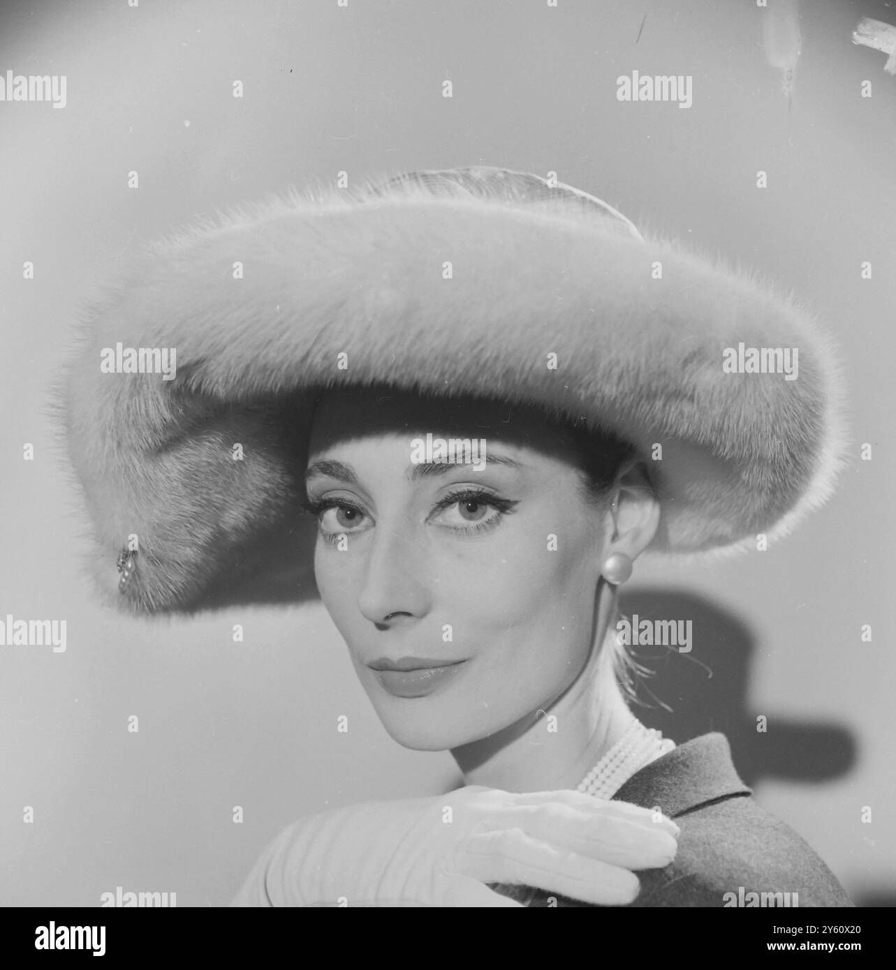 HARPER BRENDA MODELS DIAMOND LIL / 12 OCTOBER 1960 Stock Photo - Alamy