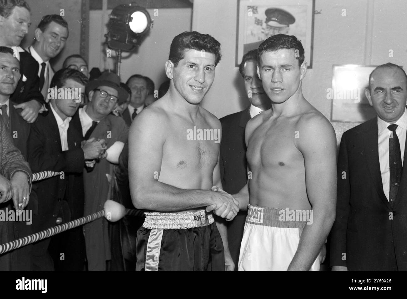 GIARDELLO JOEY DOWNS TERRY FIGHT / 11 OCTOBER 1960 Stock Photo - Alamy