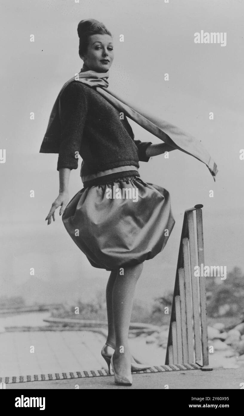 FASHION ROWE PAMELA MODELS DRESS CALLED CHIC NOC 8 OCTOBER 1960 Stock ...